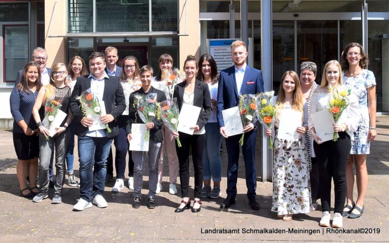 Neuer Arbeitsverträge in der Tasche – Neues Personal im Landratsamt ...