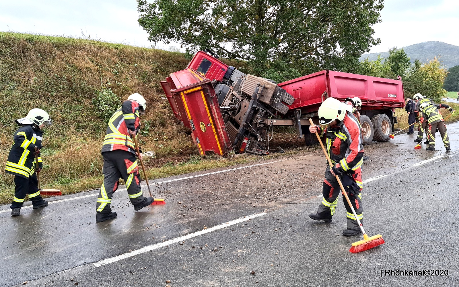 B285 – Schwerer LKW Unfall bei Urnshausen – Fahrer verletzt – Feuerwehr ...