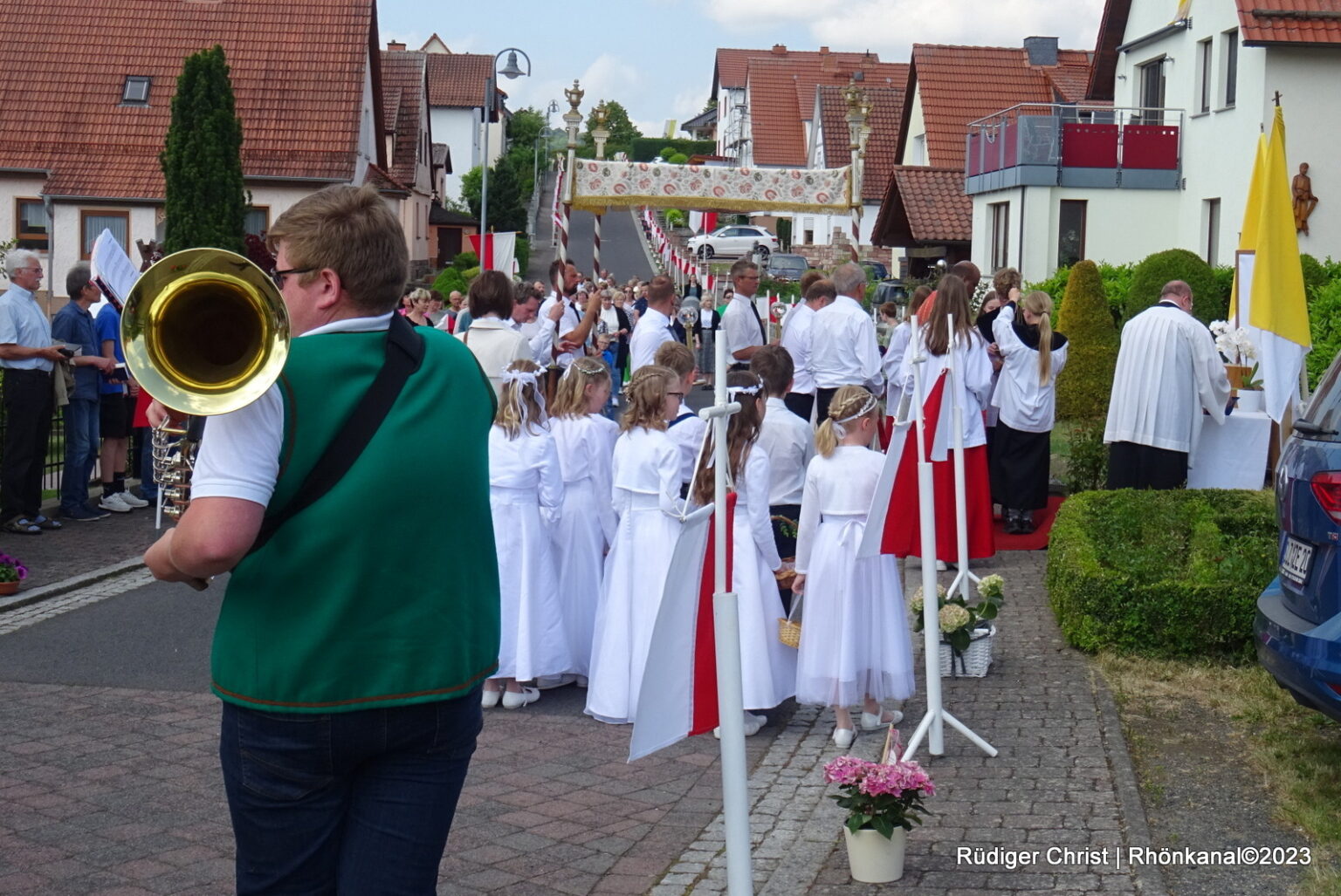 Blumen & Fahnen schmücken die Straßen – Hochfest Fronleichnam in Zella gefeiert – Rhönkanal ...