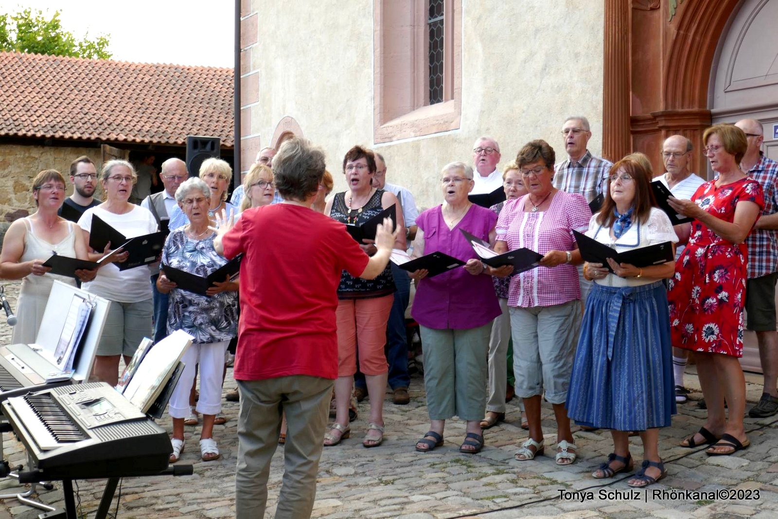 Chöre geben Konzert – Offenes Singen auf der Kirchenburg Ostheim 28.7.23 – Rhönkanal | Schafe ...